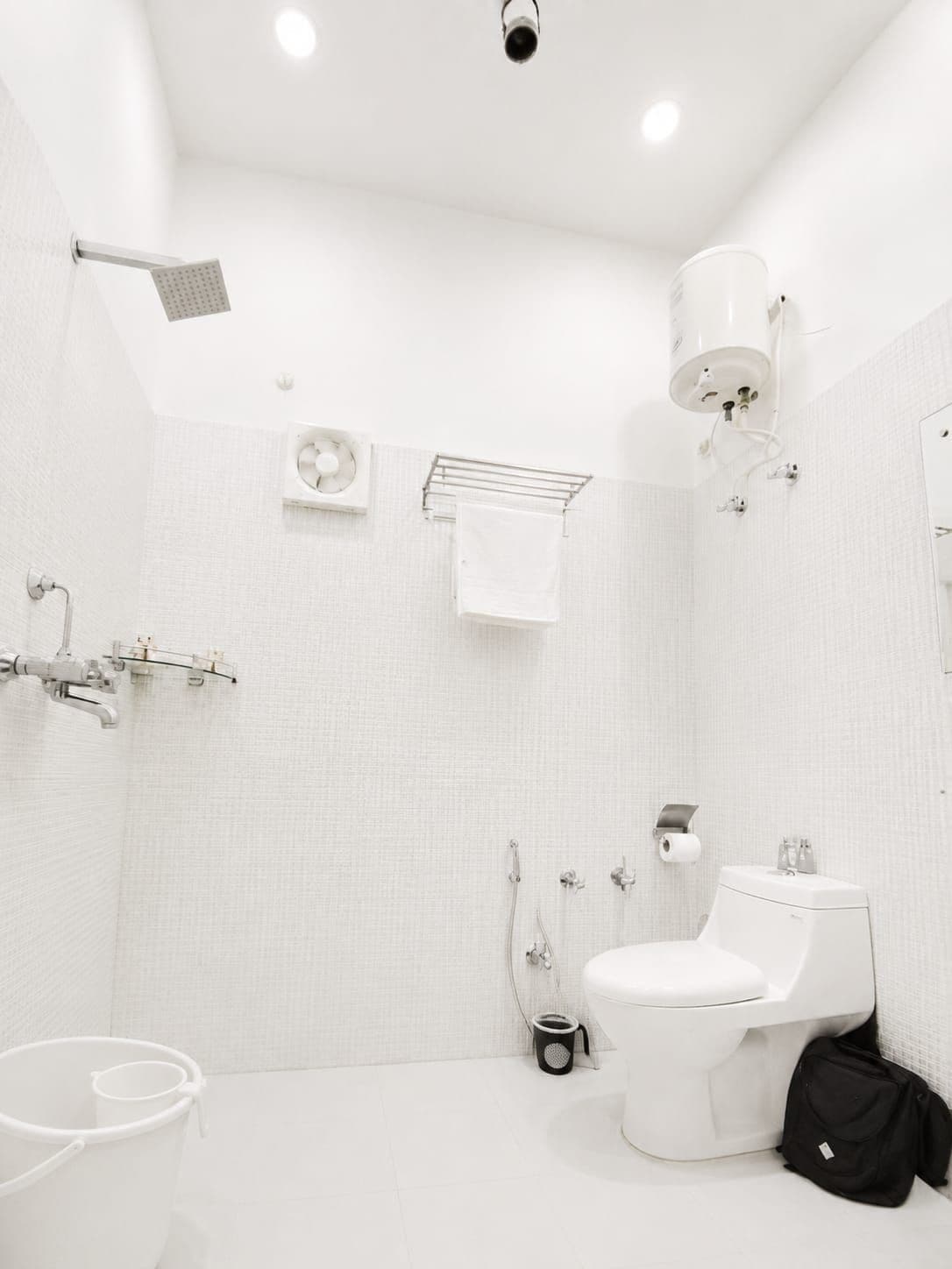 Uma casa de banho moderna com sanita, bidé e chuveiro.