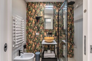 Quarto casal luxo | Banheiro | Chuveiro, secador de cabelo, chinelos, toalhas de banho