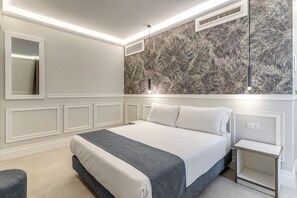 Quarto solteiro luxo | Cofres nos quartos, escrivaninha, espaço de trabalho para notebook