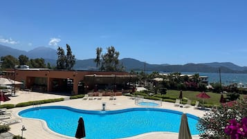 Piscina exterior sazonal