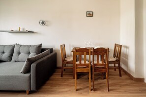 Apartamento, varanda | Sala de estar | Smart TV 