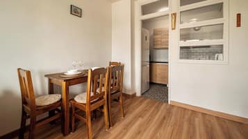 Apartamento, varanda | Refeições no quarto