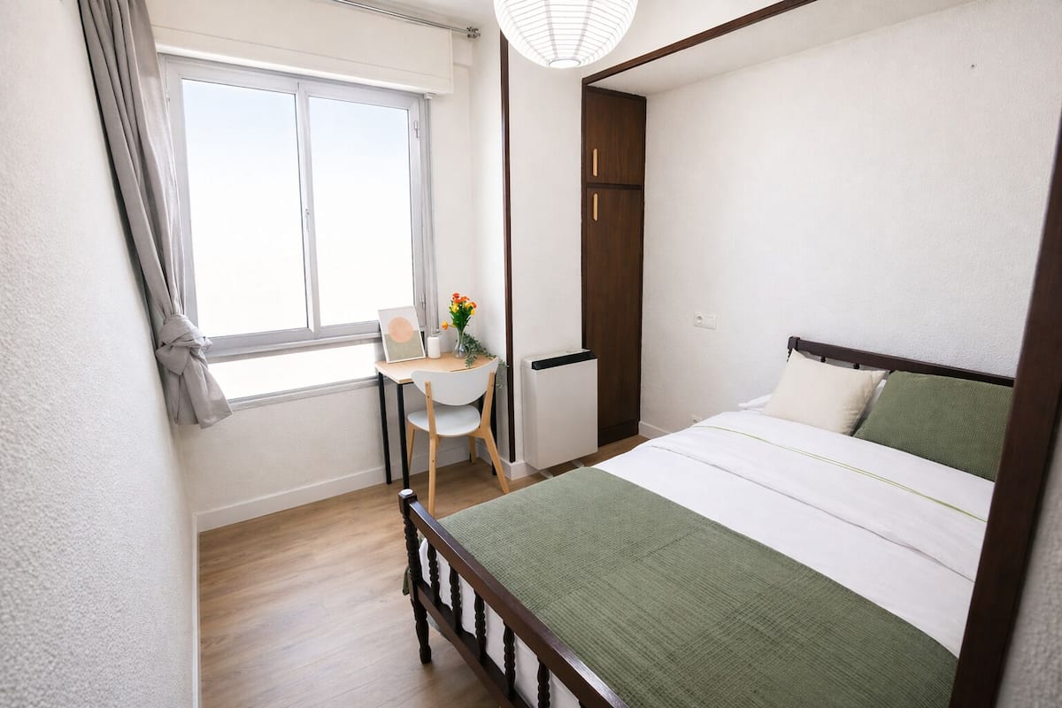 Quarto Individual | Roupa de alta qualidade, edredões de penas, secretária