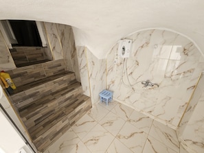 Quarto Familiar, vista para o pátio | Casa de banho | Chinelos 