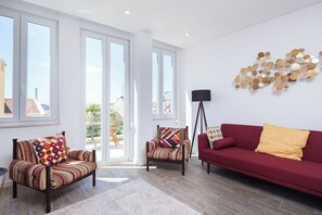 2nd floor right - Varanda dos Telhados | Área de estar | TV LED