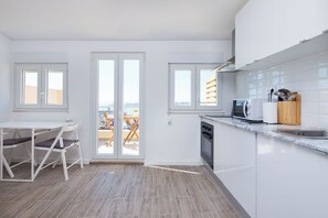 4th floor left with balcony - Varanda dos Golfinhos | Cozinha privada | Geladeira grande, micro-ondas, fogão, cooktop