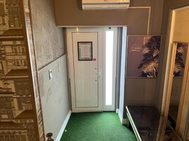 Quarto Duplo Comfort | Sala de estar | Televisor de ecrã plano de 55 polegadas com canais digitais, Netflix