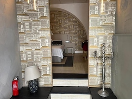 Quarto Duplo Comfort | Roupa hipoalergénica, camas de colchão viscoelástico, minibar