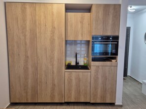 Estúdio Deluxe, varanda, vista parcial para o mar | Cozinha privada | Um micro-ondas, uma placa de cozinha, utensílios de cozinha 