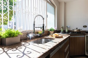 Casa | Cozinha privada | Lava-louças, talheres/pratos/utensílios de cozinha, mesas de jantar
