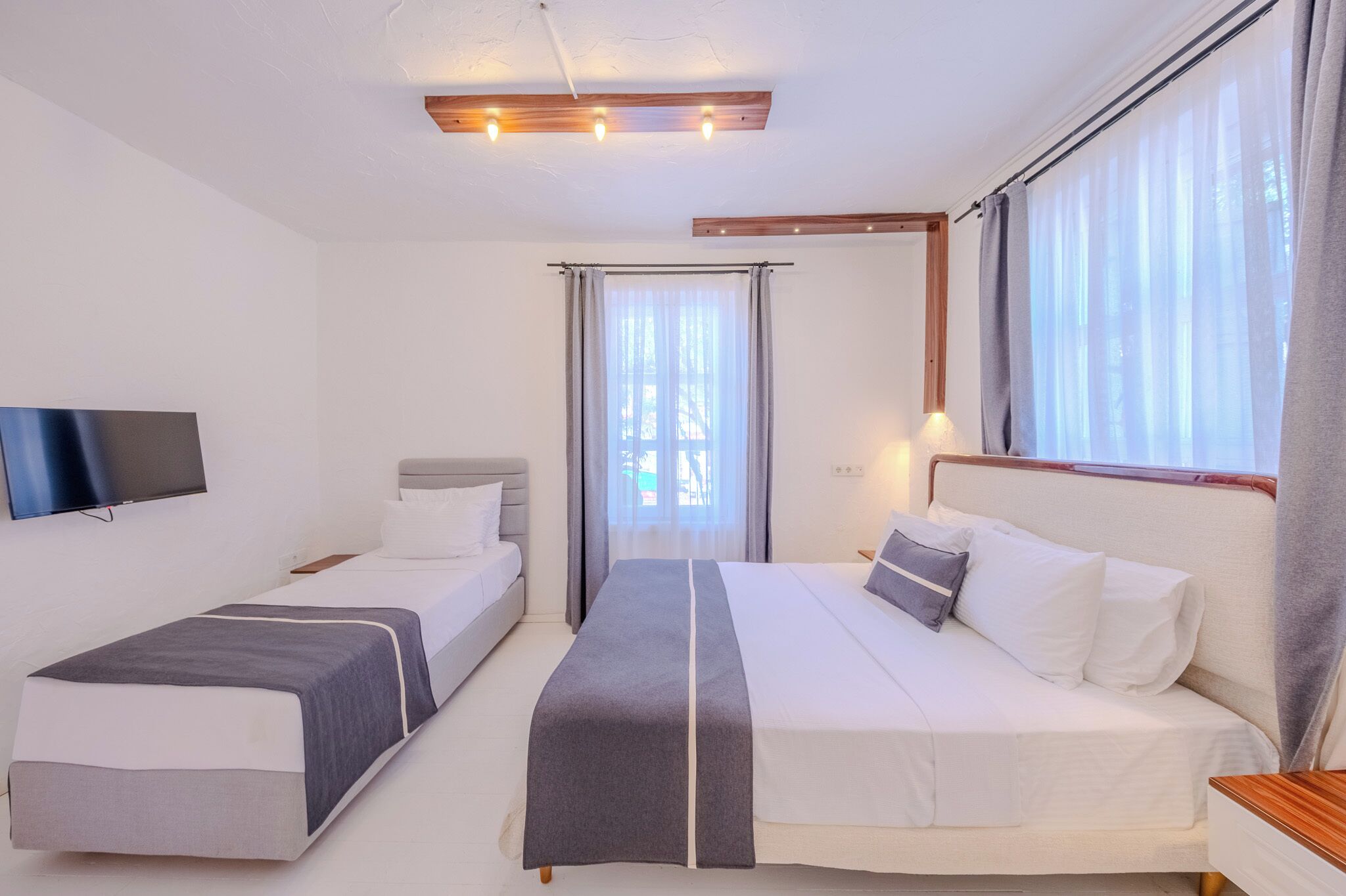 Quarto triplo standard, para não fumantes, vista para a piscina | Escrivaninha, Wi-Fi de cortesia