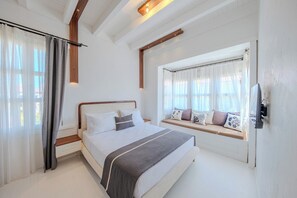 Quarto Duplo de Luxo, não fumadores, vista para a piscina | Secretária, Wi-fi grátis 