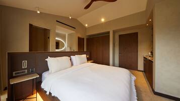 Deluxe Double Room with Sea View | Minibar grátis, cofre no quarto, com decoração personalizada