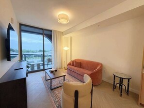 Apartamento, 1 quarto, vista para a cidade | Área de estar | Smart TV 50 polegadas com canais a cabo