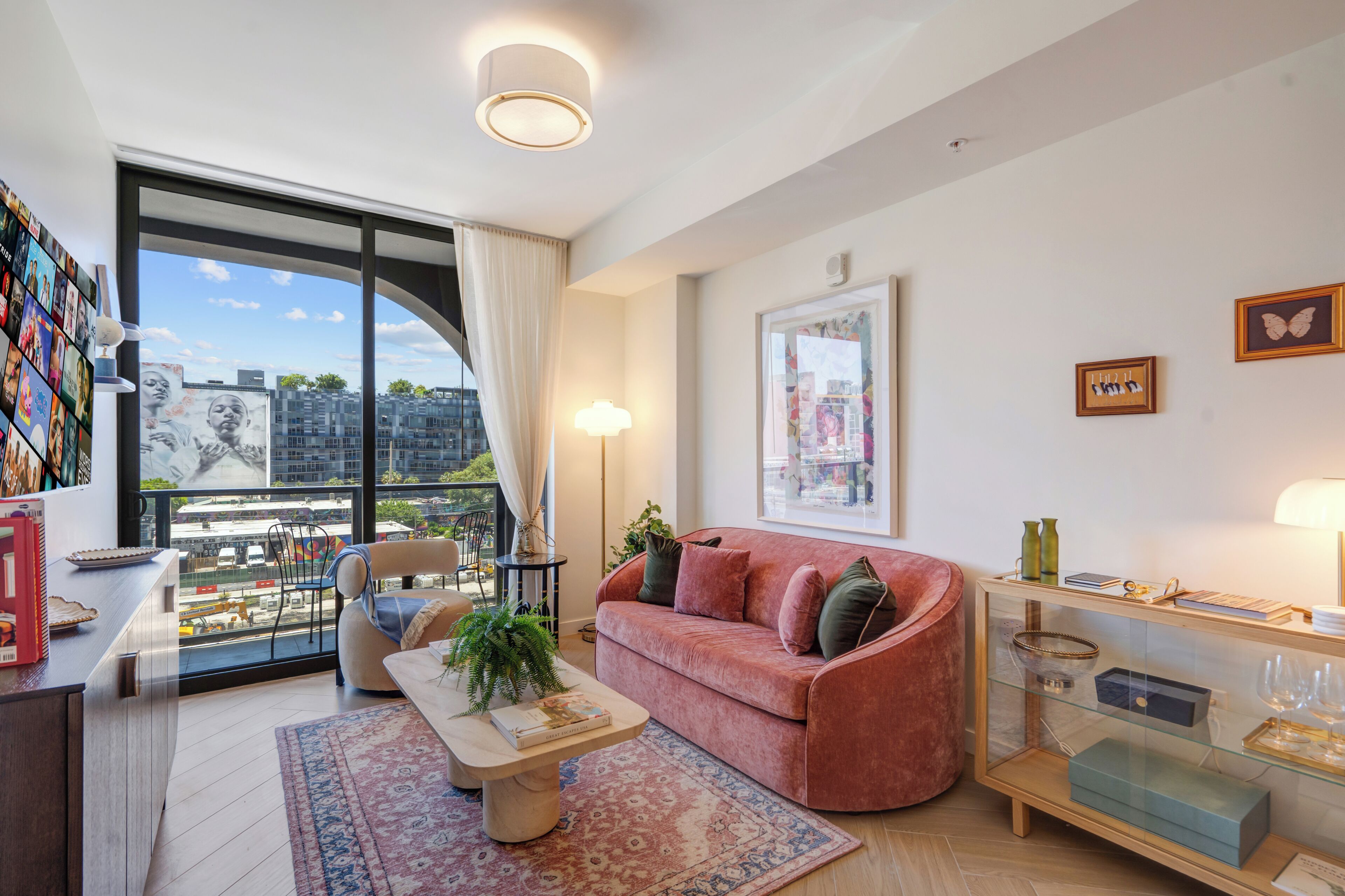 Apartamento urbano, vista para a cidade | Área de estar | Smart TV 50 polegadas com canais a cabo
