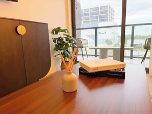 Apartamento, 1 quarto, vista para a cidade | Área de estar | Smart TV 50 polegadas com canais a cabo