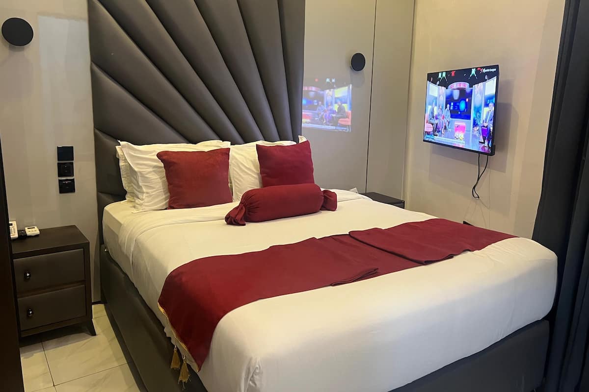 Quarto solteiro básico, para não fumantes, vista para a cidade | Espaço de trabalho para notebook, quartos à prova de som