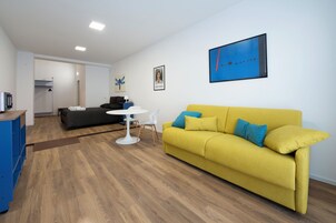Quarto Standard, 1 cama queen-size e sofá-cama, micro-ondas | Sala de estar