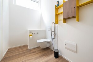 Quarto Duplo Standard, adaptado para pessoas com dificuldades de mobilidade | Casa de banho | Um polibã, artigos de higiene pessoal grátis, um secador de cabelo