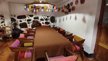 Quarto Clássico com Cama de Casal, varanda | Restaurantes