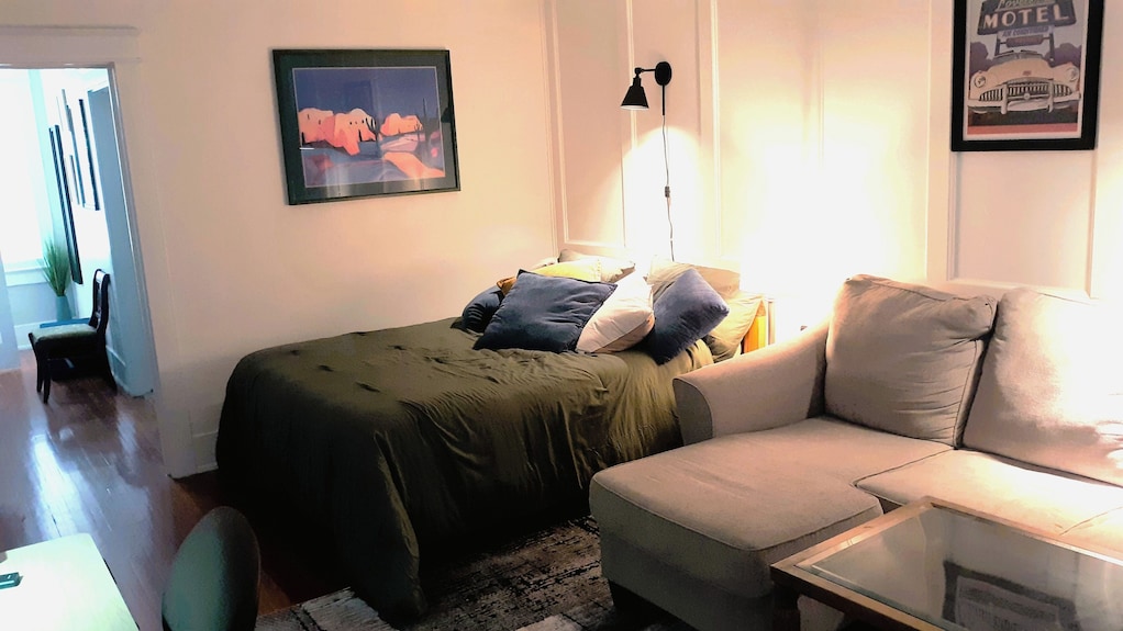 Cozy Vintage Studio Close To Downtown - Mobile, AL