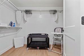 Apartamento, 2 quartos, cozinha, vista para o parque | Escrivaninha, espaço de trabalho para notebook, cortinas blackout