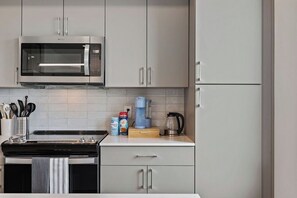 Apartamento, 2 quartos, cozinha, vista para o parque | Cozinha privada | Geladeira grande, micro-ondas, fogão, cooktop
