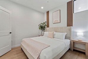 Apartamento, 2 quartos, cozinha, vista para o parque | Escrivaninha, espaço de trabalho para notebook, cortinas blackout