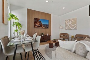 Apartamento, 2 quartos, cozinha, vista para o parque | Sala de estar | Monitores 