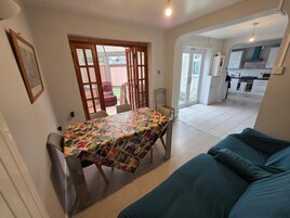 Quarto Triplo Comfort, vista para o jardim | Sala de estar