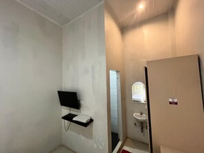 Quarto casal standard | Banheiro | Chuveiro, toalhas de banho