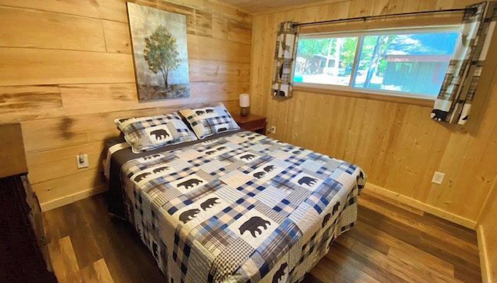 Renovated Log Cabin At Autrain Lake - Munising, MI