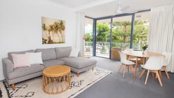 Apartamento Superior, varanda | Sala de estar | Televisor de ecrã plano de 55 polegadas com canais digitais