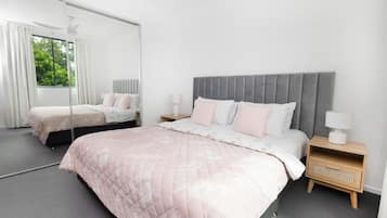 Apartamento Superior, varanda | Cofre no quarto, com decoração personalizada