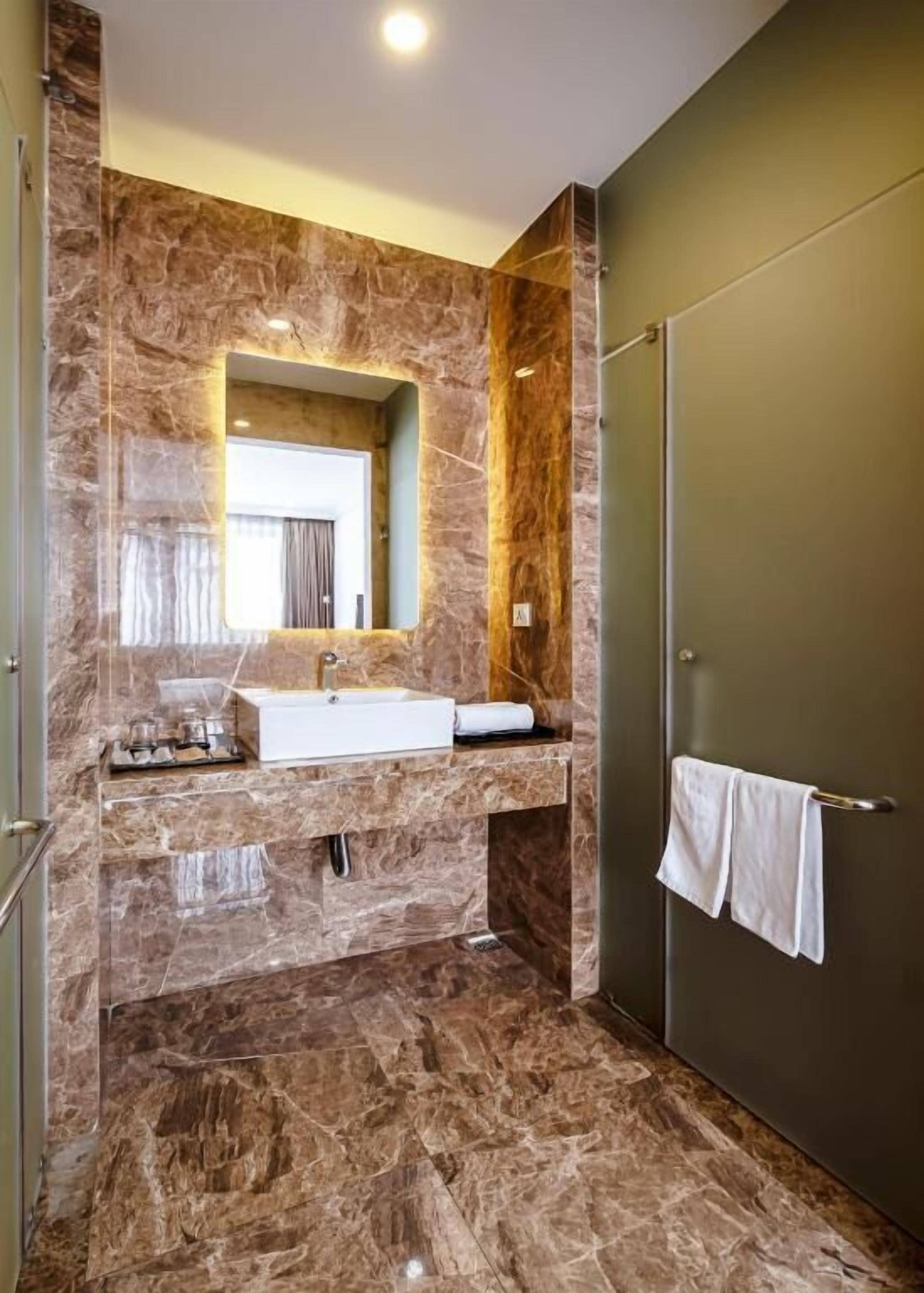 Quarto Twin Superior, Vista para a cidade | Casa de banho | Um polibã, artigos de higiene pessoal grátis, um secador de cabelo 