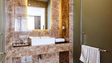Quarto Twin Superior, Vista para a cidade | Casa de banho | Um polibã, artigos de higiene pessoal grátis, um secador de cabelo