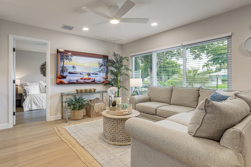 Completedly Renovated Pool: Home Minutes To Beach! - West Palm Beach, FL
