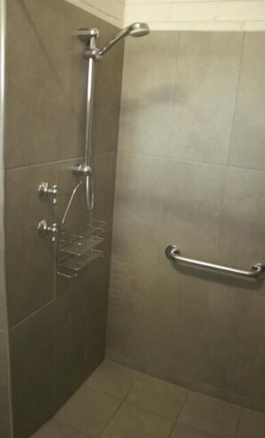 Quarto família, varanda, vista para a piscina | Banheiro | Chuveiro, secador de cabelo, toalhas de banho, sabonete