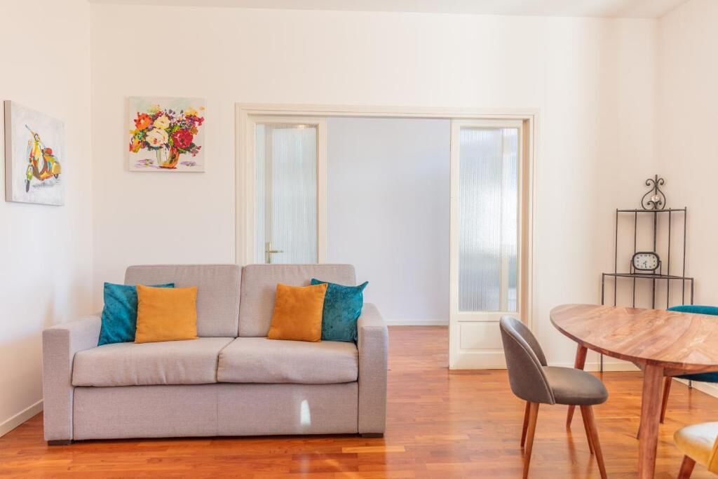 Apartamento Superior, Vista para a cidade | Sala de estar | TV de ecrã plano 