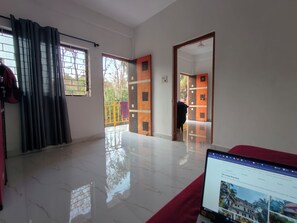 Apartamento Económico, varanda, vista para o vale | Secretária, secretária adequada para computadores portáteis 