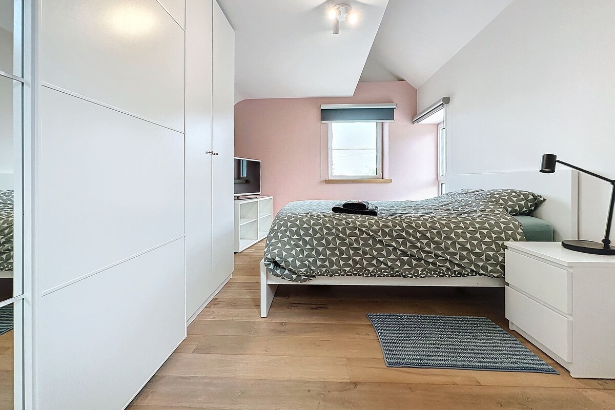 Quarto casal conforto, vista para o pátio | Wi-Fi de cortesia, roupa de cama