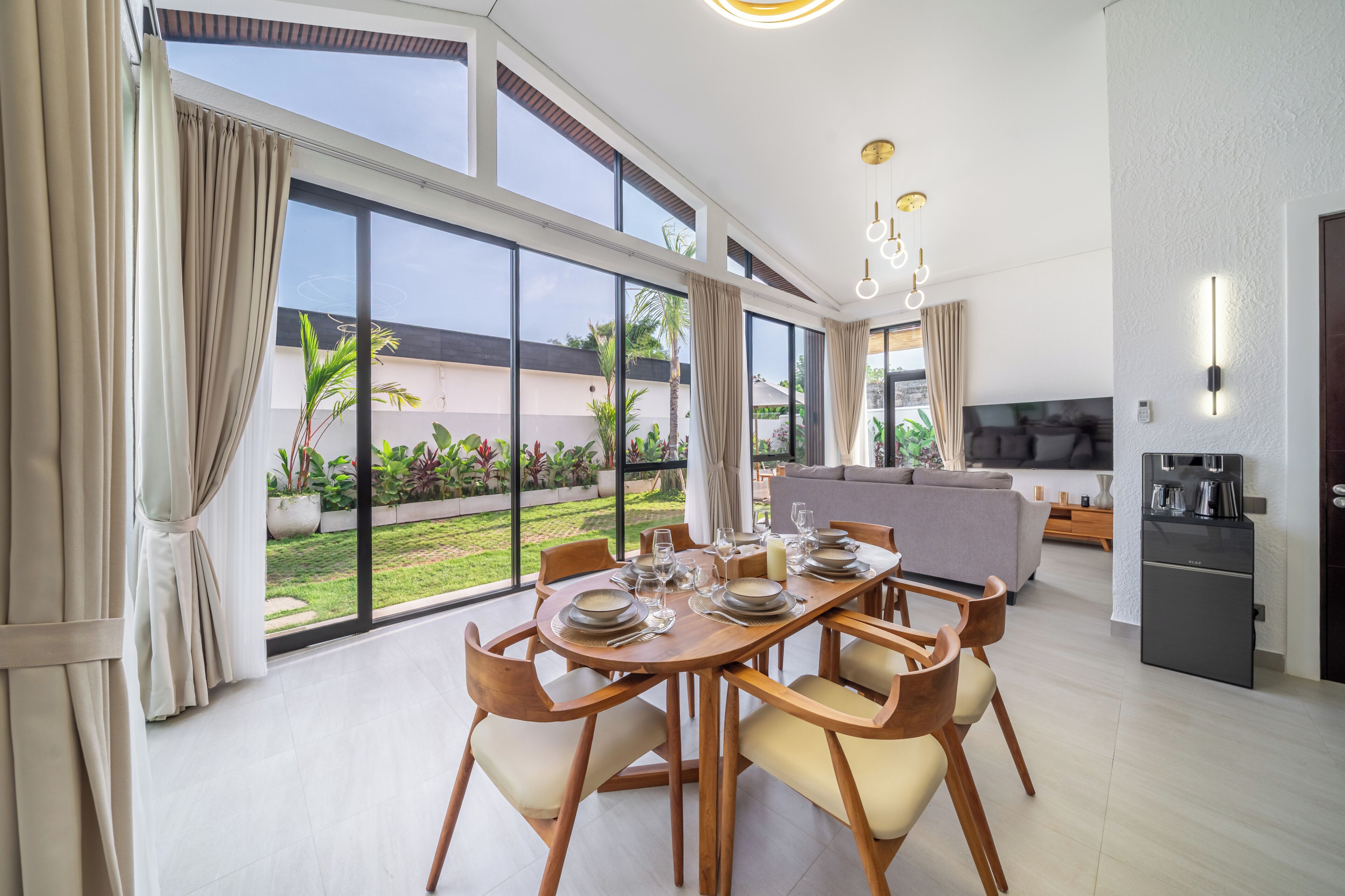 Vila romântica, 2 quartos, piscina particular, vista para o pátio | Sala de jantar