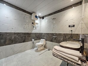 Chinelos, toalhas de banho, sabonete, shampoo