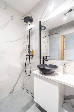 Apartamento, varanda | Casa de banho