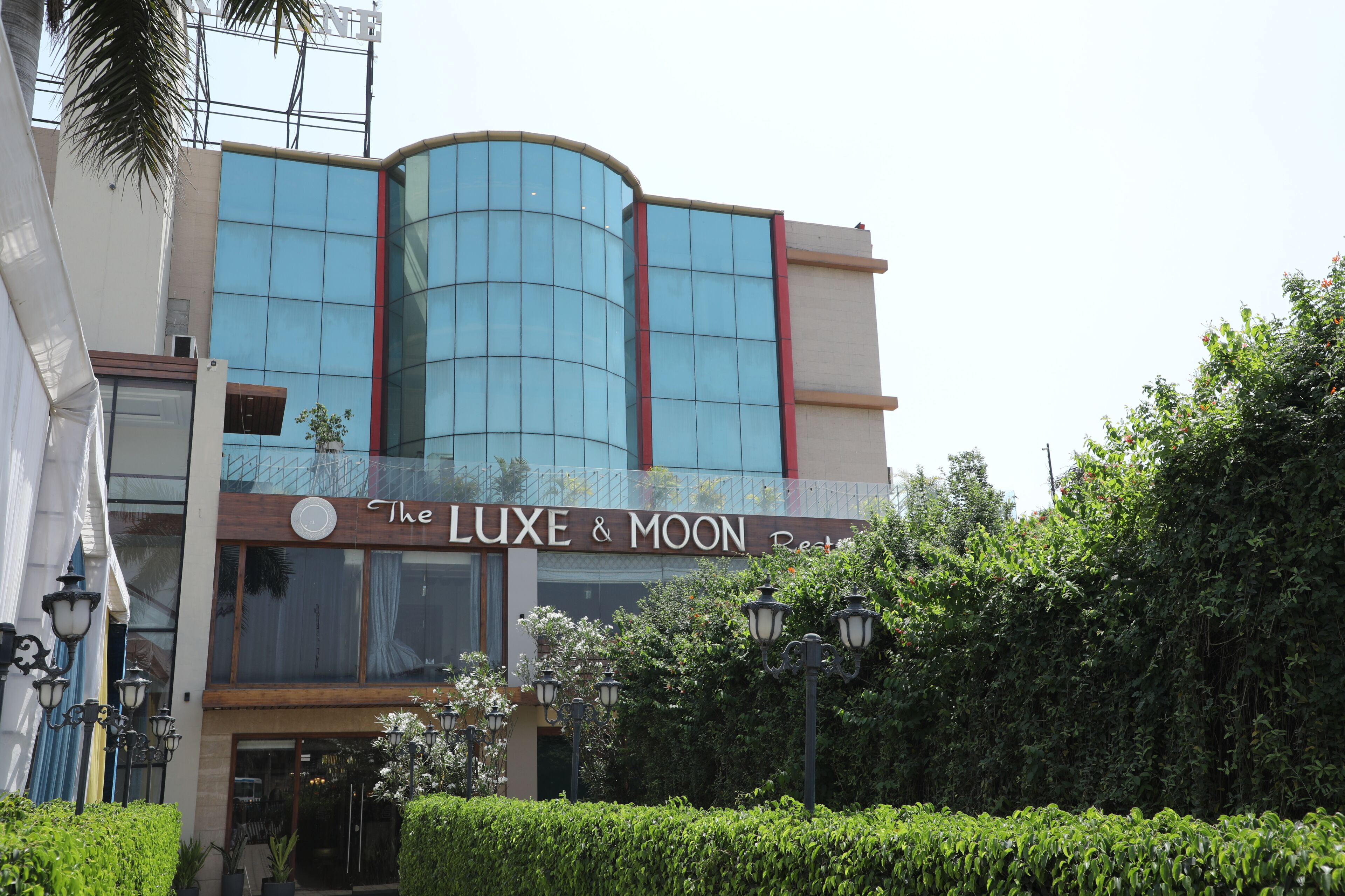 Um edifício com uma placa que diz 'The Luxe & Moon Restaurant'.