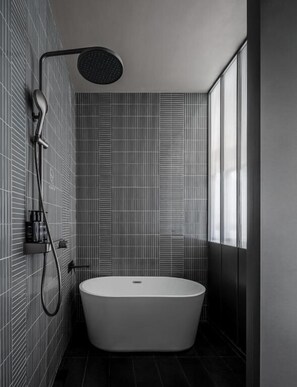 Quarto Duplo Deluxe, Vista para a cidade | Casa de banho | Artigos de higiene pessoal grátis, um secador de cabelo, roupões 