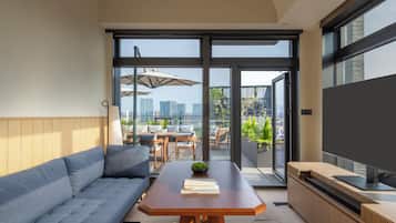 Suíte, terraço (Urban) | Edredons de pluma, frigobar, cofres nos quartos, escrivaninha