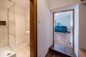 Apartamento clássico, 1 cama King e sofá-cama, cozinha, vista para a cidade | Banheiro | Chuveiro, chuveiro com efeito de chuva, toalhas de banho, sabonete