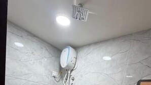 Casa de banho com sanita, bidé e lavatório.