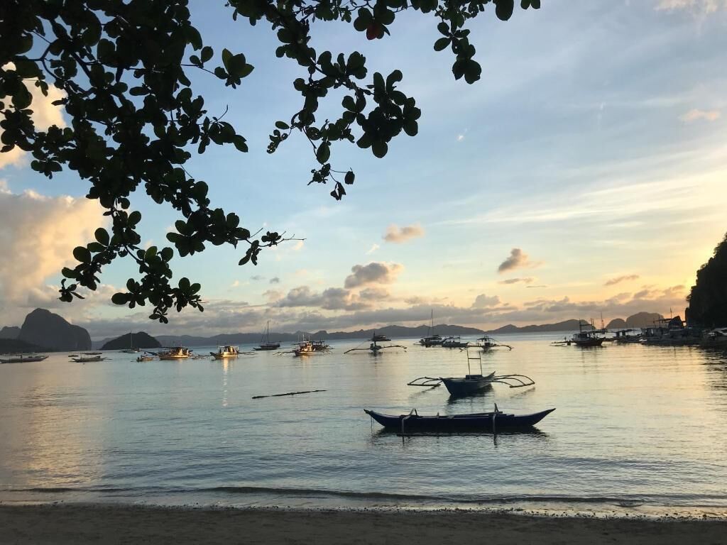 Cena costeira calma com barcos e céu limpo.